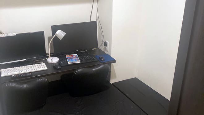 JR本八幡駅から徒歩1分、24時間いつでも使える、防音完全個室ツインPCワイドフラット席の写真2