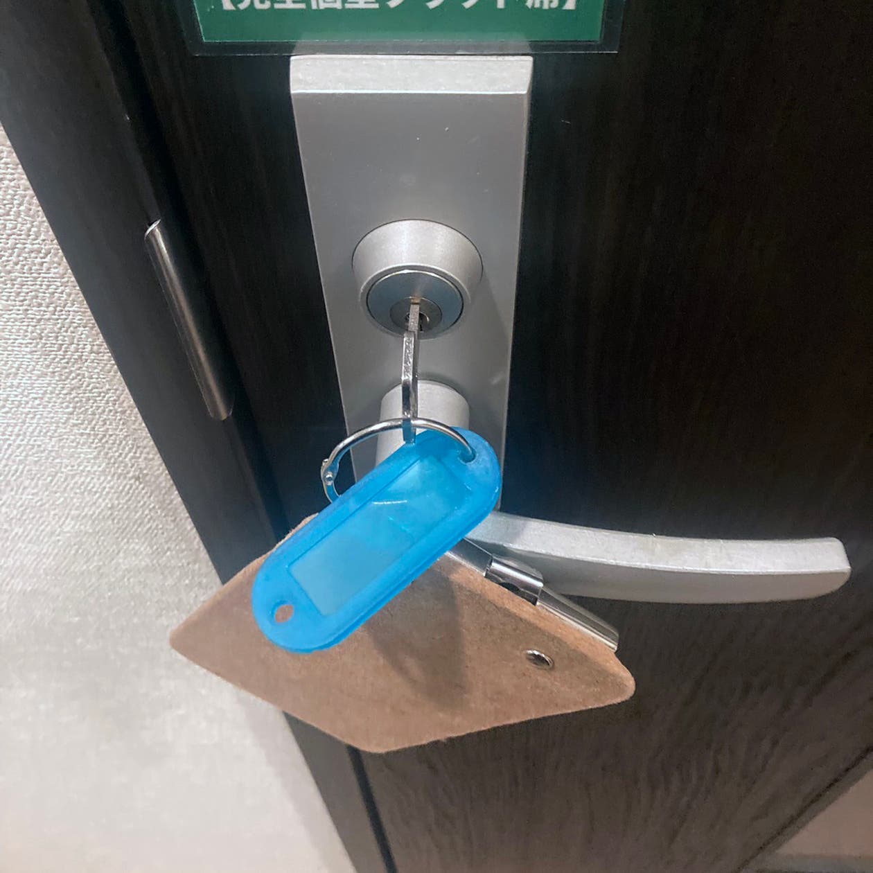 JR本八幡駅から徒歩１分、２４時間いつでも使える、防音完全個室ツインPCワイドフラット席の写真3