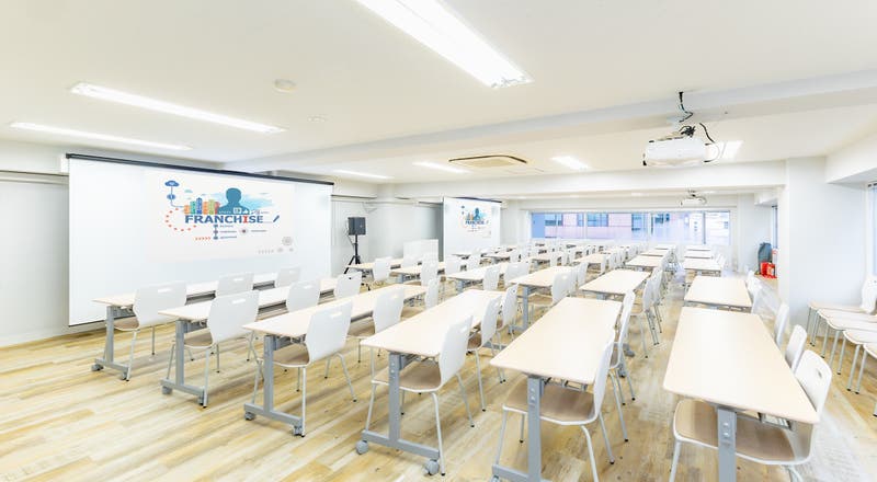 【新宿御苑前1分】100人着席可能な会議室｜Wi-Fi、プロジェクター、スクリーン完備｜セミナーやイベントに最適