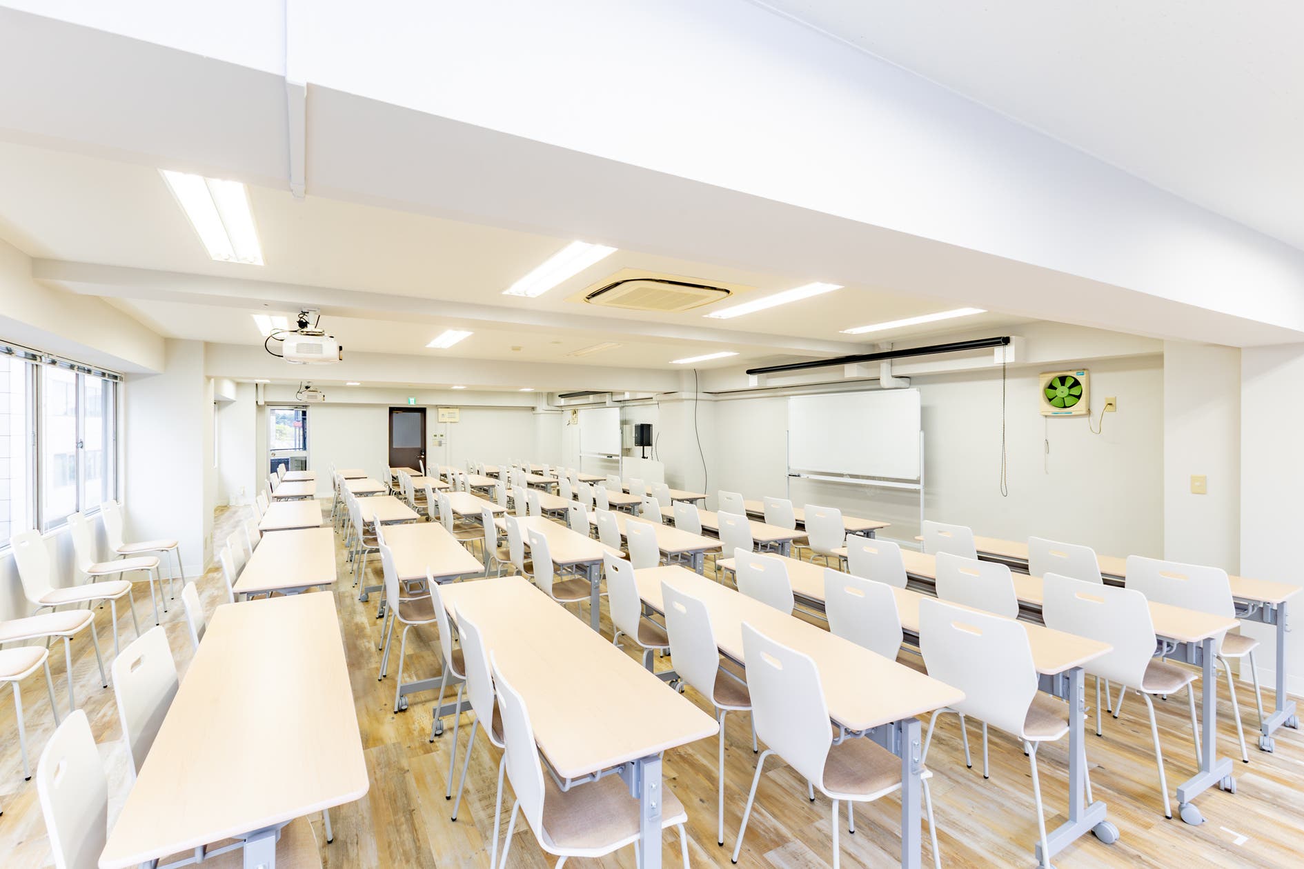 【新宿御苑前1分】100人着席可能な会議室｜Wi-Fi、プロジェクター、スクリーン完備｜セミナーやイベントに最適の写真23