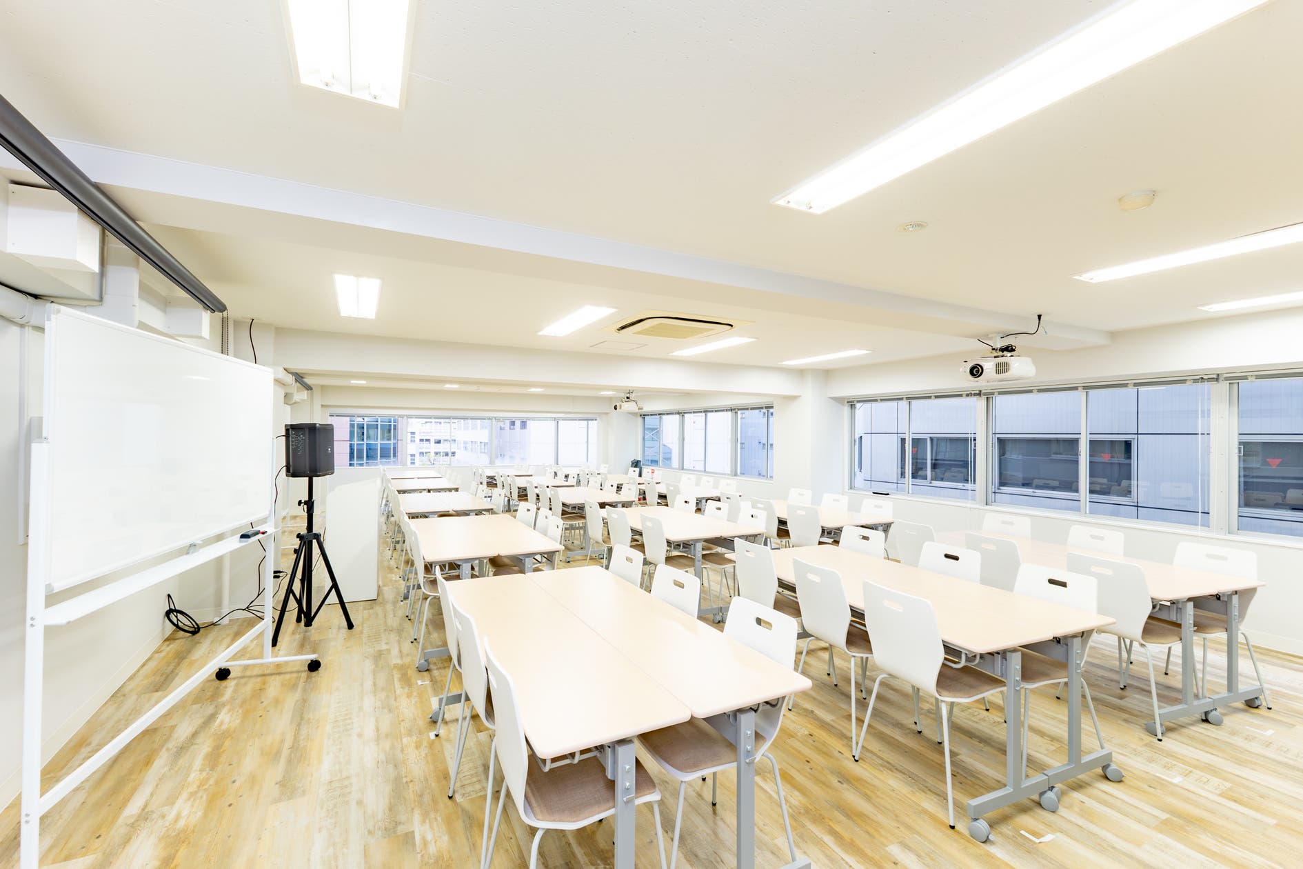 【新宿御苑前1分】100人着席可能な会議室｜Wi-Fi、プロジェクター、スクリーン完備｜セミナーやイベントに最適の写真10