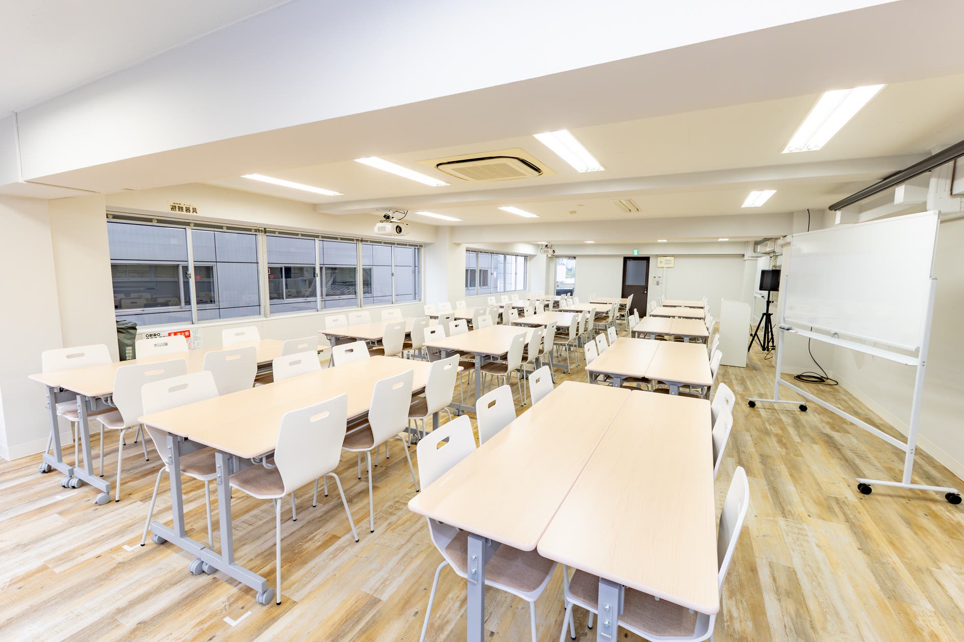 【新宿御苑前1分】100人着席可能な会議室｜Wi-Fi、プロジェクター、スクリーン完備｜セミナーやイベントに最適の写真9