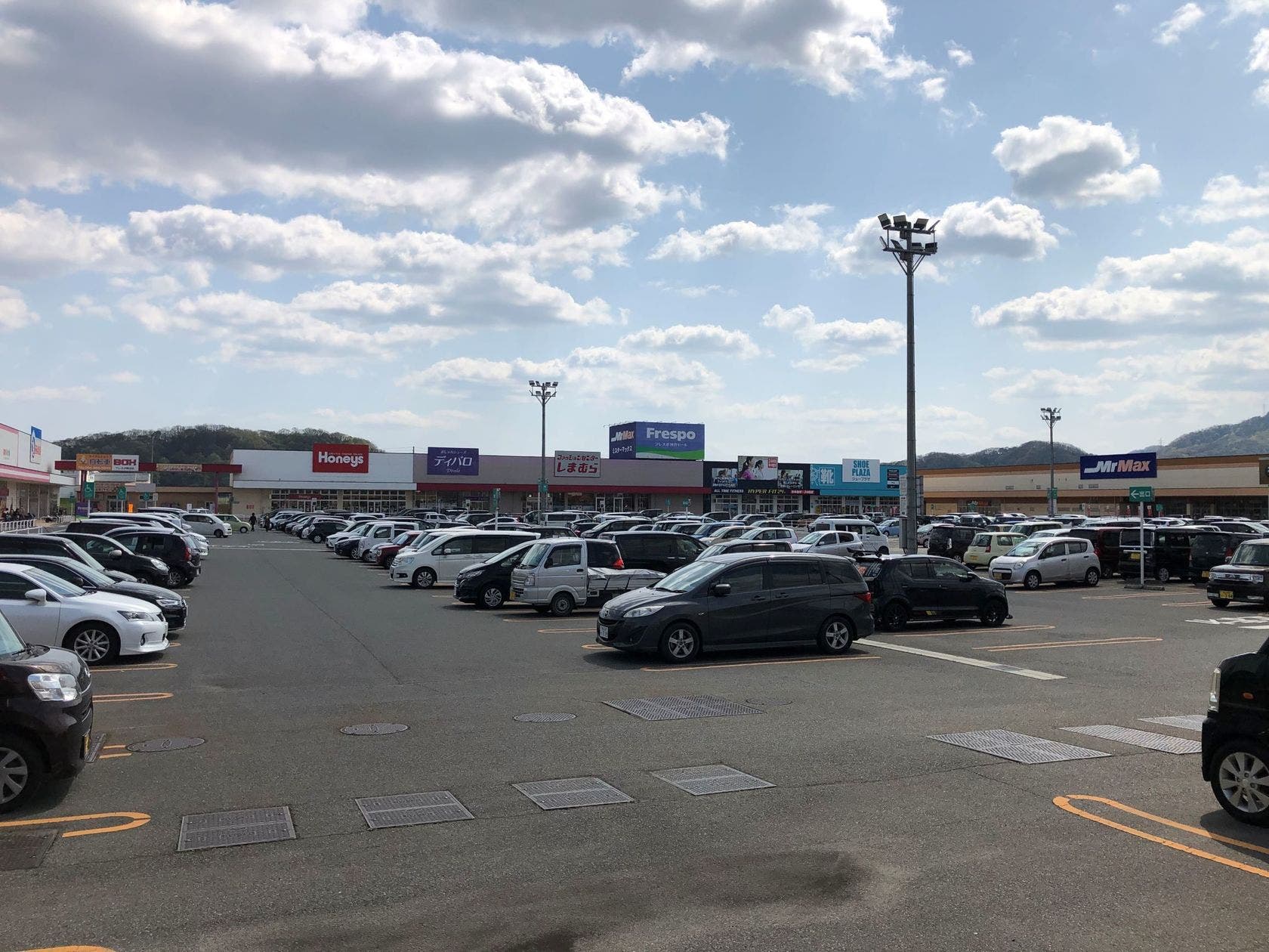 【フレスポ神辺モール】ダイソー前駐車場の写真1