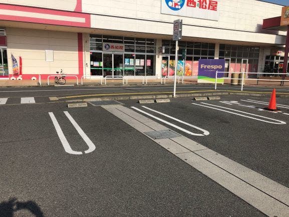【フレスポ神辺モール】ダイソー前駐車場の写真2