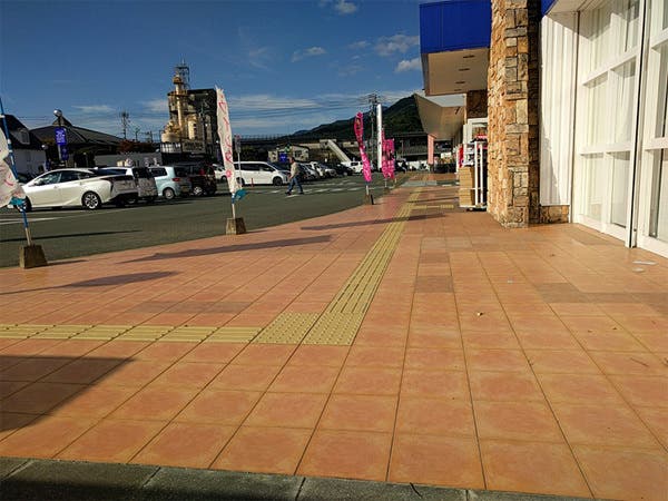 【フレスポ大洲】シュープラザ自販機横の写真2