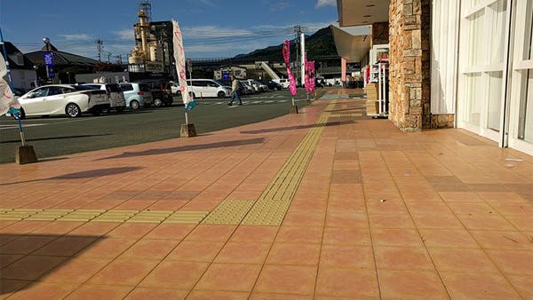 【フレスポ大洲】シュープラザ自販機横の写真2