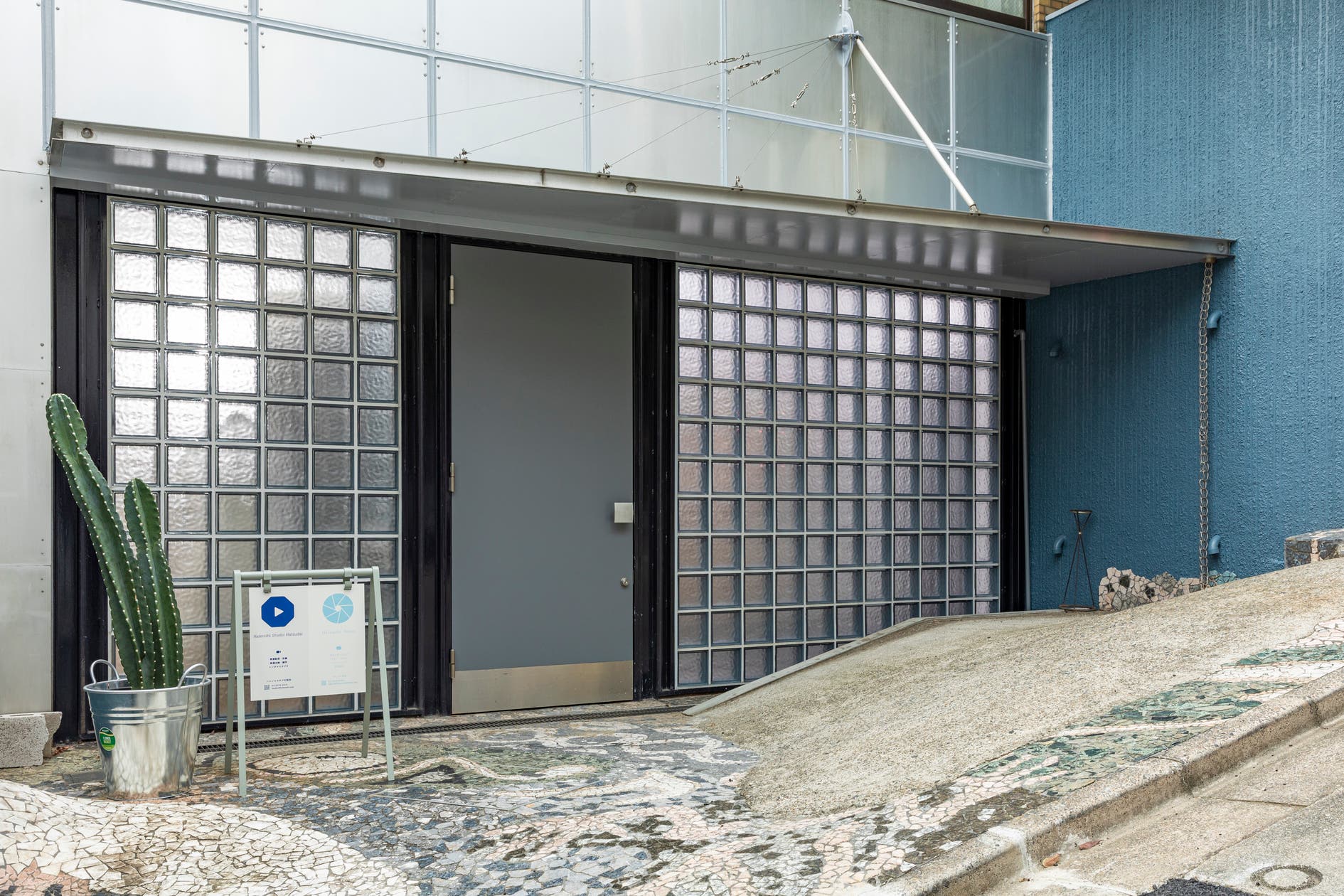 【新宿・渋谷エリアから車で約10分 / 渋谷区初台】ハレノヒスタジオは3面R白ホリゾントスタジオ。メイクルーム完備。の写真9