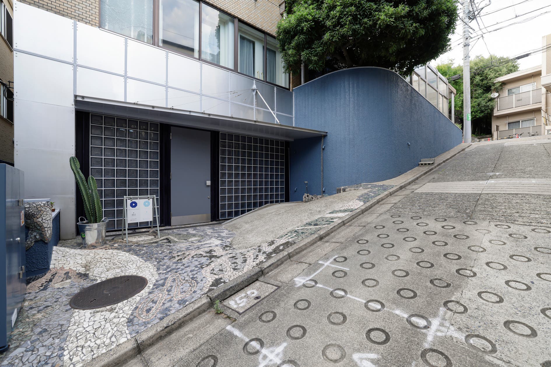 【新宿・渋谷エリアから車で約10分 / 渋谷区初台】ハレノヒスタジオは3面R白ホリゾントスタジオ。メイクルーム完備。の写真8