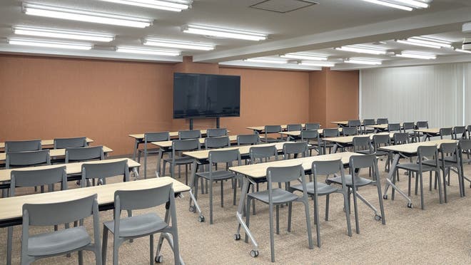 【301】ブラウン&グレーの内装備品✨イベント・セミナー・研修に最適📚飲食持ち込み可🍱 の写真1