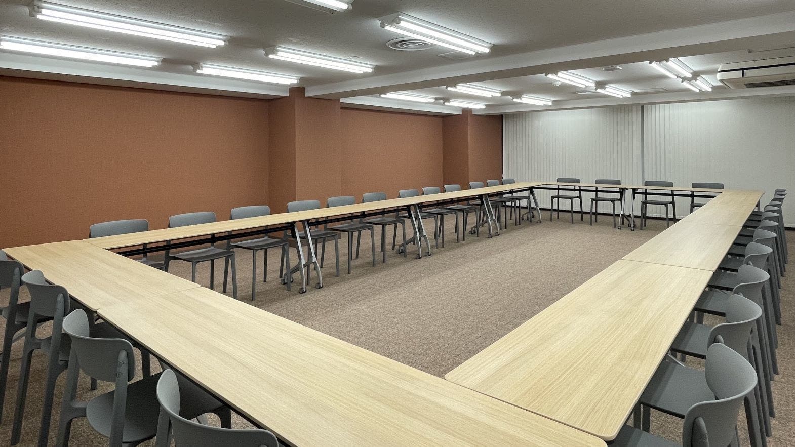 【301】ブラウン＆グレーの内装備品✨イベント・セミナー・研修に最適📚飲食持ち込み可🍱　の写真2