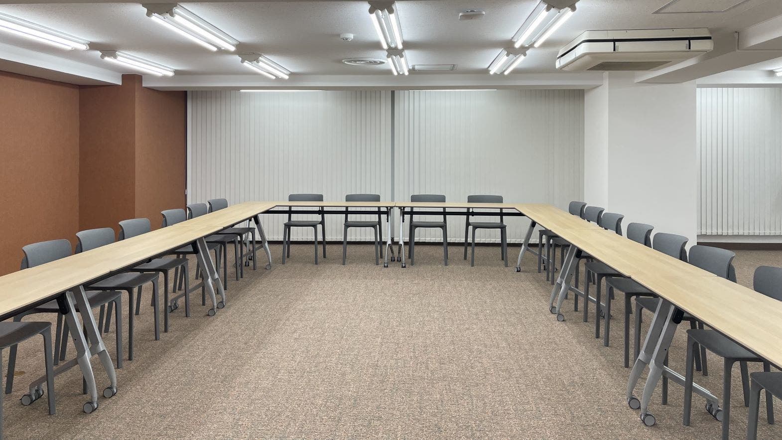 【301】ブラウン＆グレーの内装備品✨イベント・セミナー・研修に最適📚飲食持ち込み可🍱　の写真3