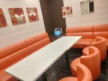 《2~4名用》会議・打ち合わせ用ルーム【サイズS】（加熱式たばこのみ可）の写真1