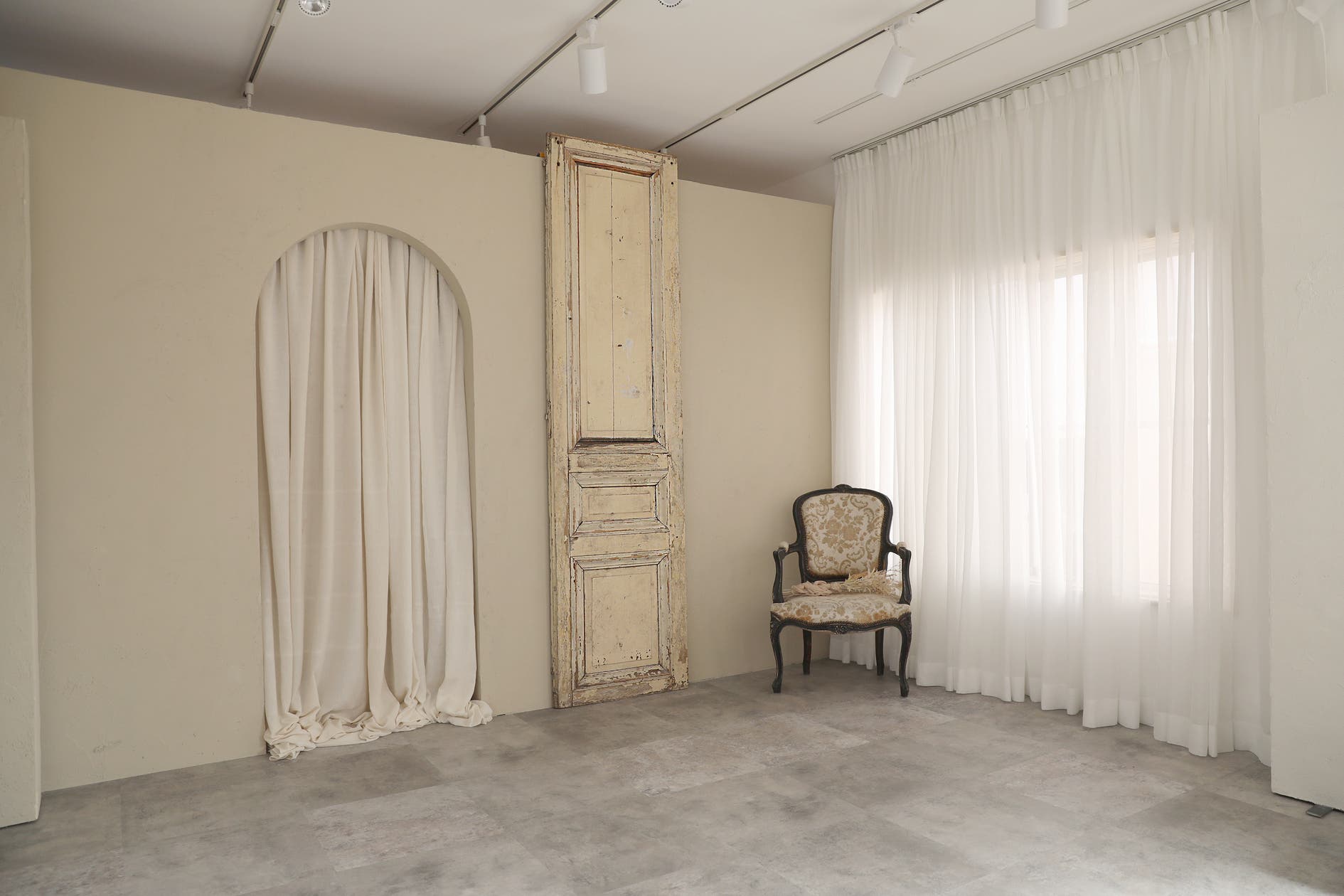 【表参道徒歩3分】自然光・ベージュと白・アーチ・アンティーク・海外インテリア・フォトスタジオの写真4