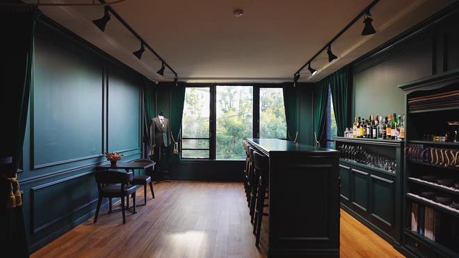 青山一丁目駅から徒歩5分。ハイセンスな南青山のテーラー&バー空間。の写真1