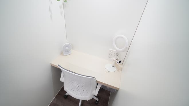 <ビズボ横浜東口No.1>【換気ファン付完全個室】横浜駅東口徒歩4分🚃24H⏰光回線Wi-Fi📶電源🔌テレワーク/ZOOMの写真1