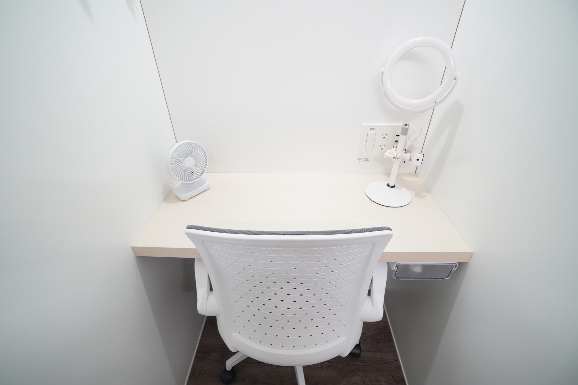 ＜ビズボ横浜東口No.1＞【換気ファン付完全個室】横浜駅東口徒歩4分🚃24H⏰光回線Wi-Fi📶電源🔌テレワーク/ZOOMの写真5