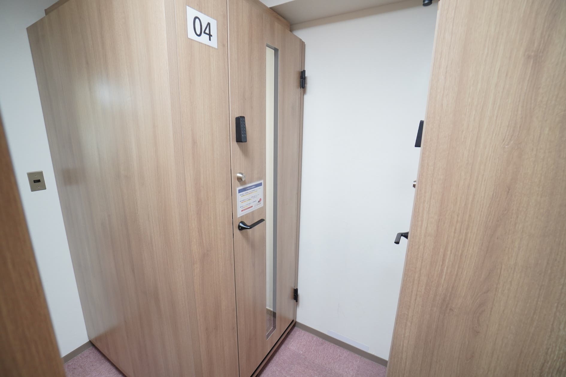 ＜ビズボ横浜東口No.3＞【換気ファン付完全個室】横浜駅東口徒歩4分🚃24H⏰光回線Wi-Fi📶電源🔌テレワーク/ZOOMの写真9