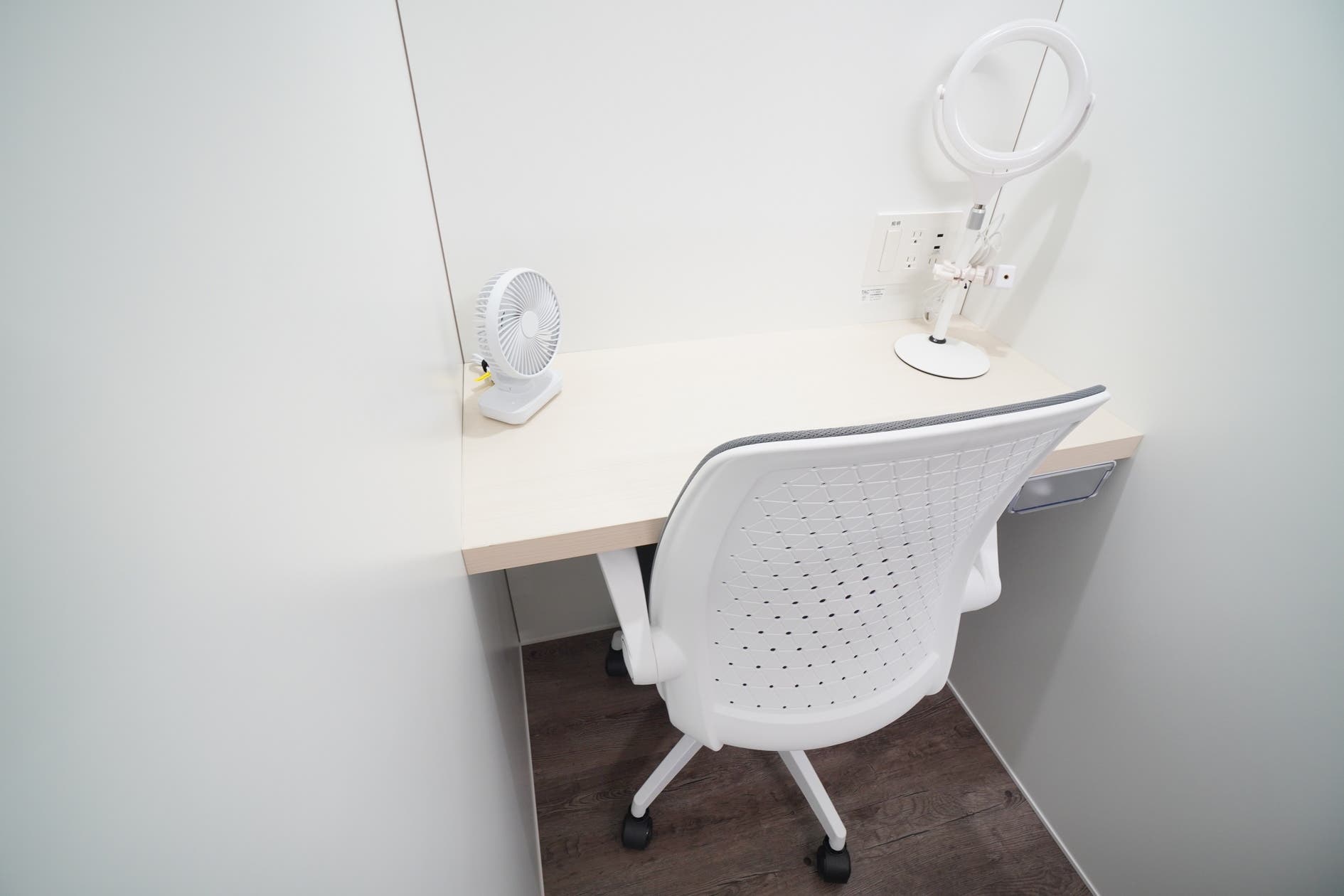 ＜ビズボ横浜東口No.4＞【換気ファン付完全個室】横浜駅東口徒歩4分🚃24H⏰光回線Wi-Fi📶電源🔌テレワーク/ZOOMの写真2