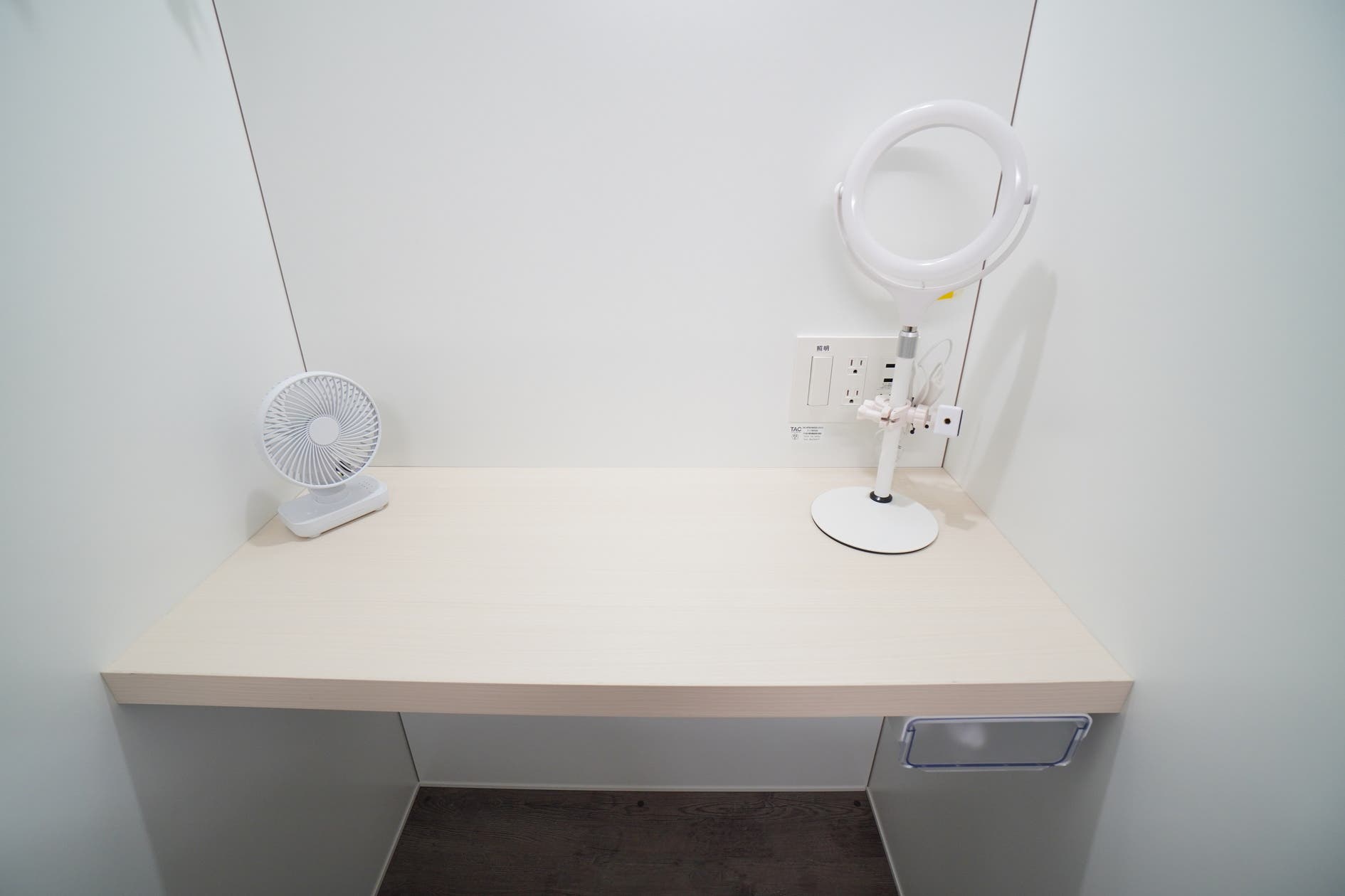 ＜ビズボ横浜東口No.4＞【換気ファン付完全個室】横浜駅東口徒歩4分🚃24H⏰光回線Wi-Fi📶電源🔌テレワーク/ZOOMの写真3