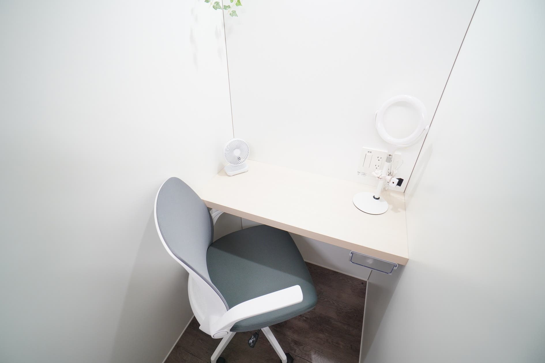 ＜ビズボ横浜東口No.4＞【換気ファン付完全個室】横浜駅東口徒歩4分🚃24H⏰光回線Wi-Fi📶電源🔌テレワーク/ZOOMの写真4