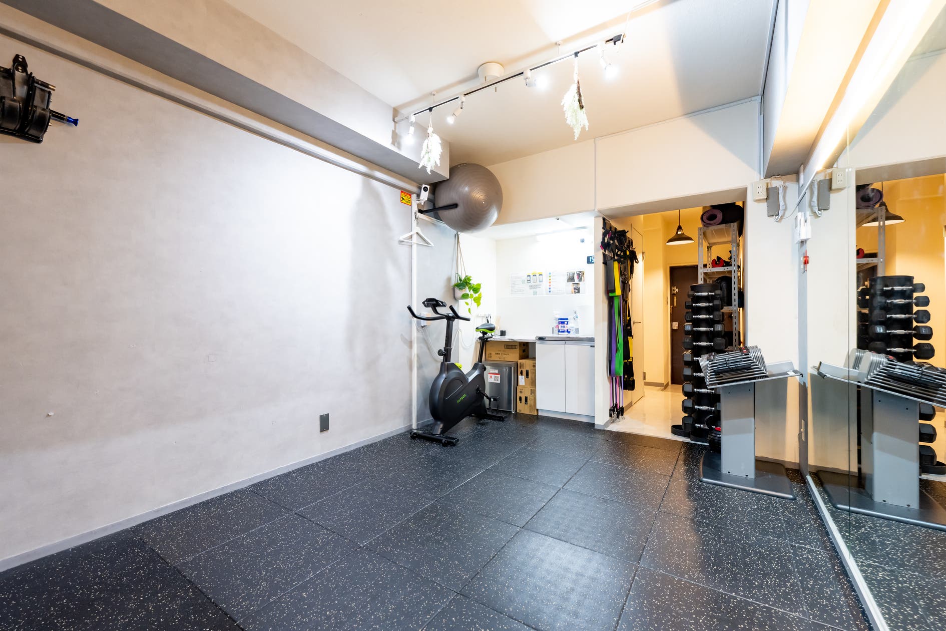 【渋谷駅3分】超駅近🚶｜地域最安🉐｜広々25平米｜高性能設備｜備品数No1👆｜清潔感有✨｜毎日清掃🧹｜大人数可｜レンタルジムの写真6