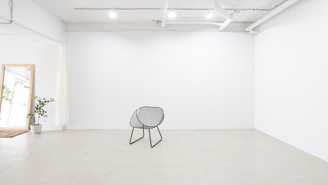 白壁とグレー床 広々としたシンプルなスタジオ 【機材貸し出し可能】の写真4