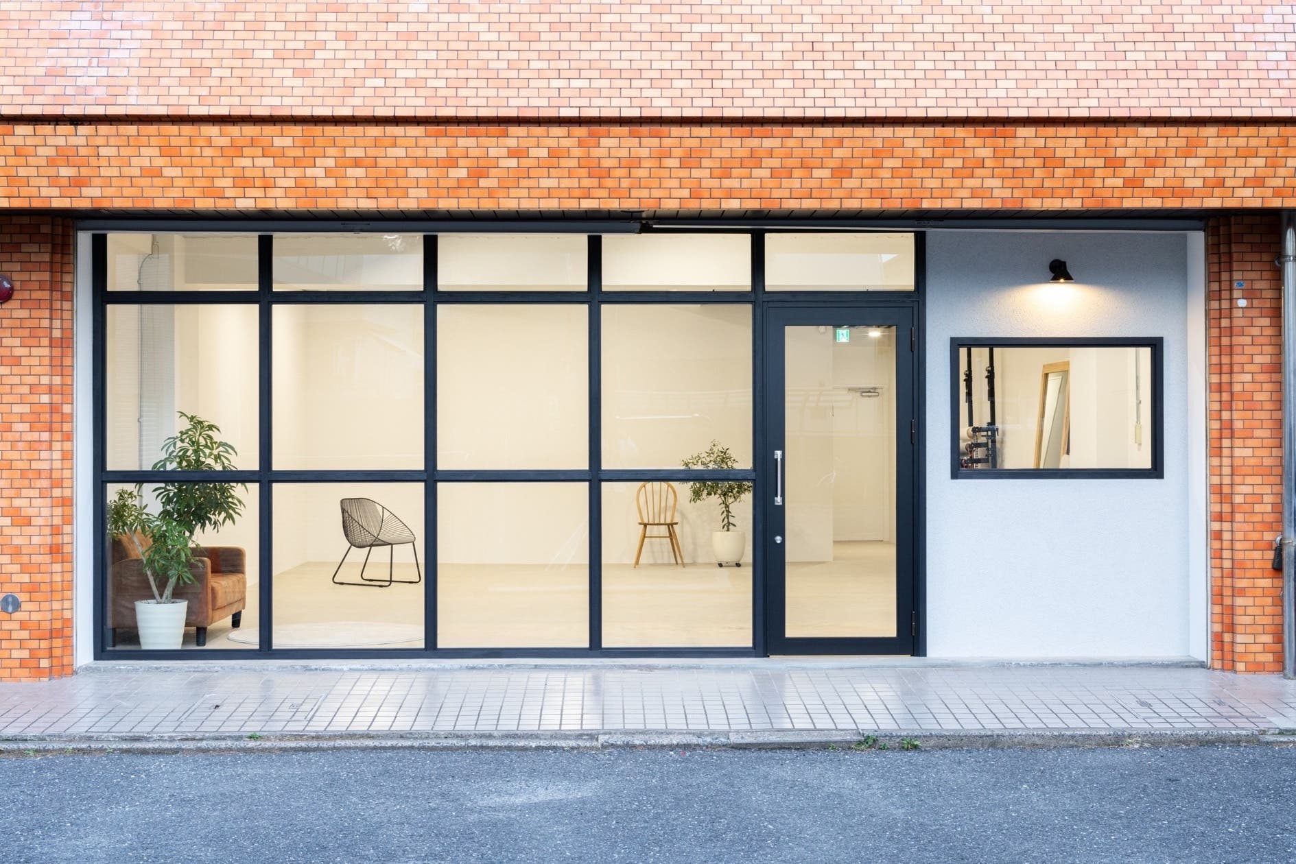 白壁とグレー床 広々としたシンプルなスタジオ　【機材貸し出し可能】の写真6