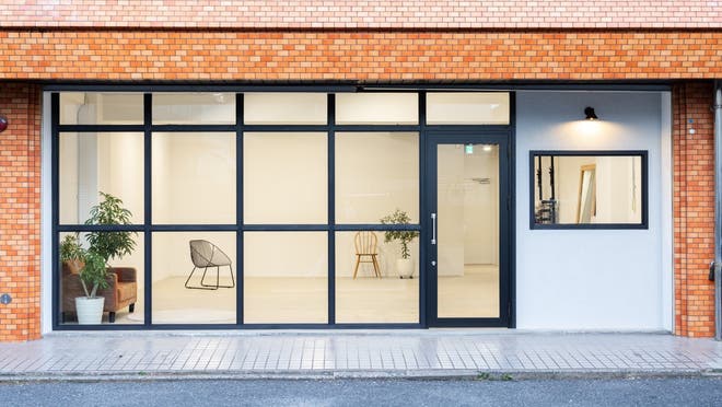 白壁とグレー床 広々としたシンプルなスタジオ 【機材貸し出し可能】の写真6