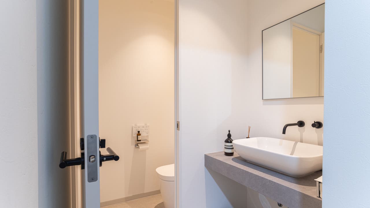 白壁とグレー床 広々としたシンプルなスタジオ　【機材貸し出し可能】の写真7