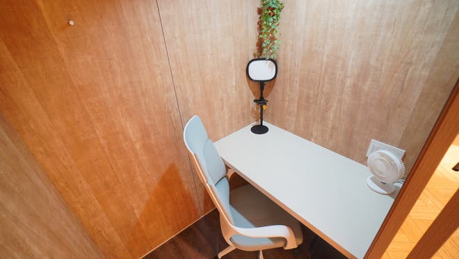 <ビズボマルイシティ横浜A>駅直結🚶【換気ファン付完全個室】横浜駅東口徒歩4分🚃光回線Wi-Fi📶電源🔌テレワーク/ZOOMの写真1