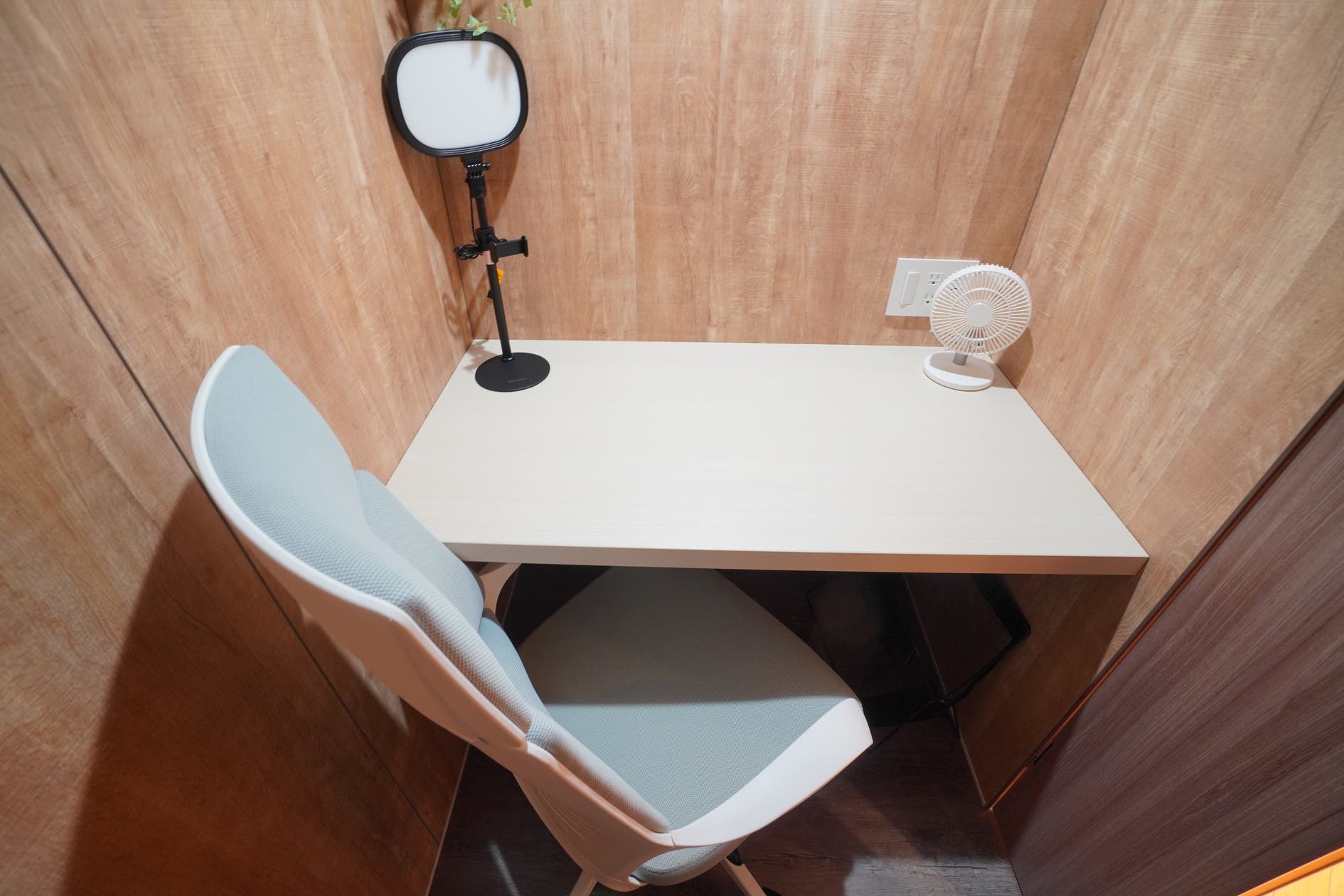 ＜ビズボマルイシティ横浜A＞駅直結🚶【換気ファン付完全個室】横浜駅東口徒歩4分🚃光回線Wi-Fi📶電源🔌テレワーク/ZOOMの写真4