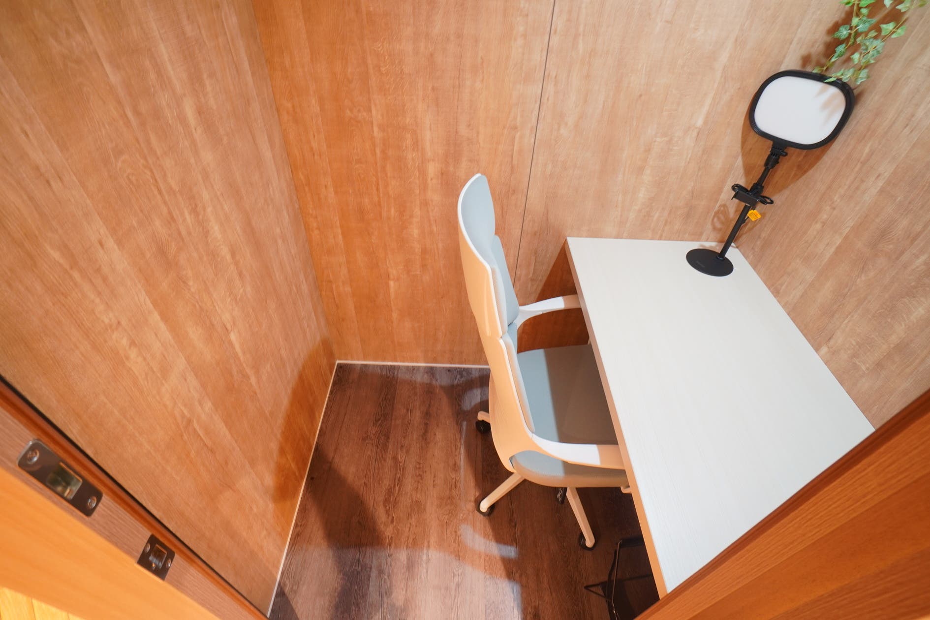 ＜ビズボマルイシティ横浜A＞駅直結🚶【換気ファン付完全個室】横浜駅東口徒歩4分🚃光回線Wi-Fi📶電源🔌テレワーク/ZOOMの写真5