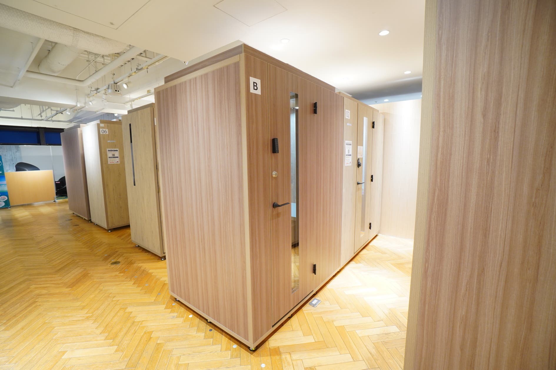 ＜ビズボマルイシティ横浜A＞駅直結🚶【換気ファン付完全個室】横浜駅東口徒歩4分🚃光回線Wi-Fi📶電源🔌テレワーク/ZOOMの写真7