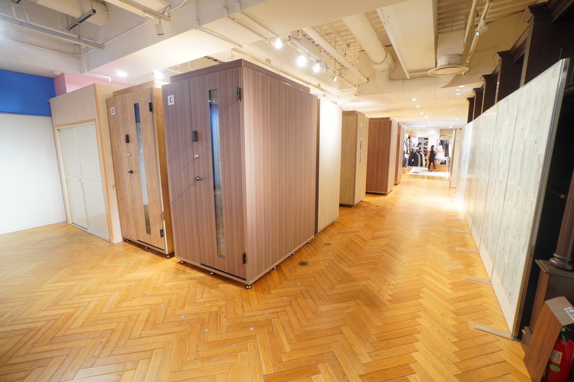 ＜ビズボマルイシティ横浜A＞駅直結🚶【換気ファン付完全個室】横浜駅東口徒歩4分🚃光回線Wi-Fi📶電源🔌テレワーク/ZOOMの写真8