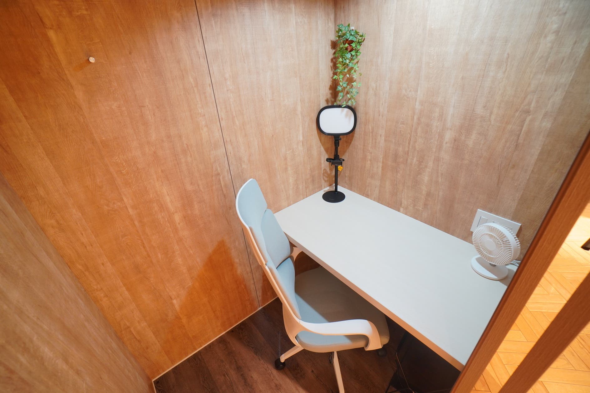 ＜ビズボマルイシティ横浜B＞駅直結🚶【換気ファン付完全個室】横浜駅東口徒歩4分🚃光回線Wi-Fi📶電源🔌テレワーク/ZOOMの写真1