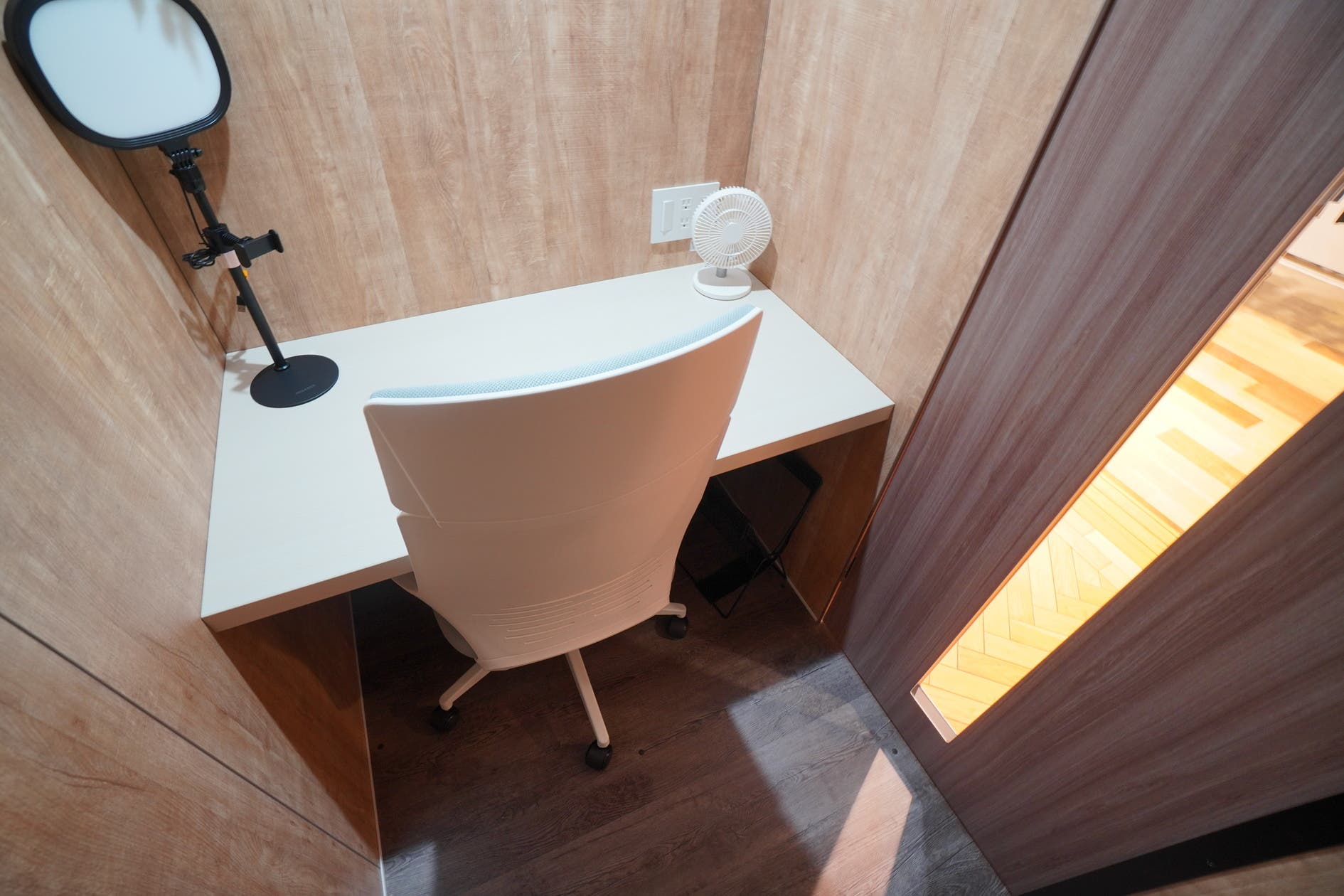 ＜ビズボマルイシティ横浜B＞駅直結🚶【換気ファン付完全個室】横浜駅東口徒歩4分🚃光回線Wi-Fi📶電源🔌テレワーク/ZOOMの写真3