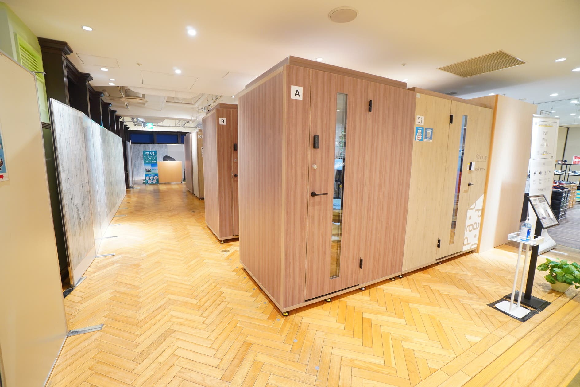 ＜ビズボマルイシティ横浜B＞駅直結🚶【換気ファン付完全個室】横浜駅東口徒歩4分🚃光回線Wi-Fi📶電源🔌テレワーク/ZOOMの写真2