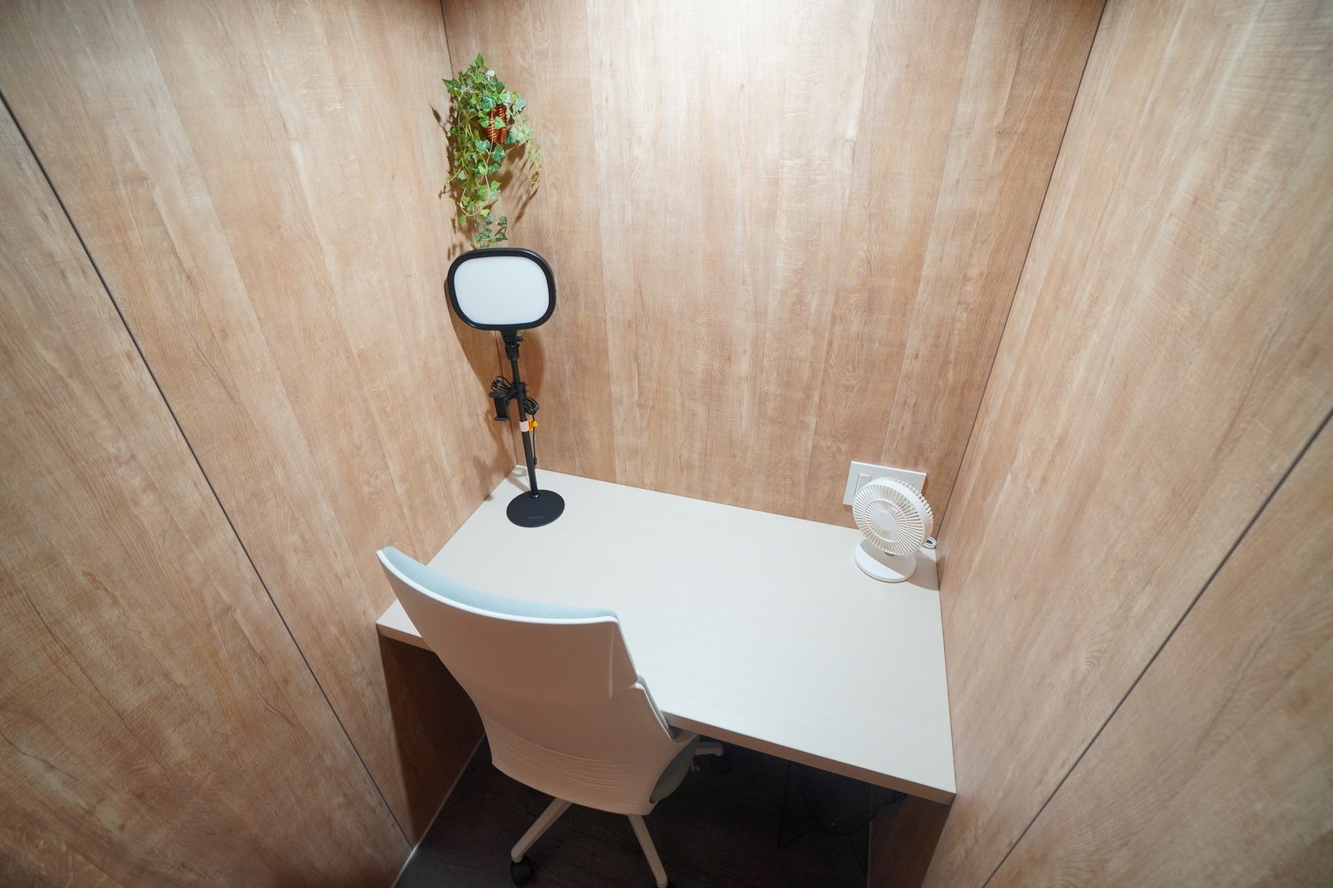 ＜ビズボマルイシティ横浜C＞駅直結🚶【換気ファン付完全個室】横浜駅東口徒歩4分🚃光回線Wi-Fi📶電源🔌テレワーク/ZOOMの写真1