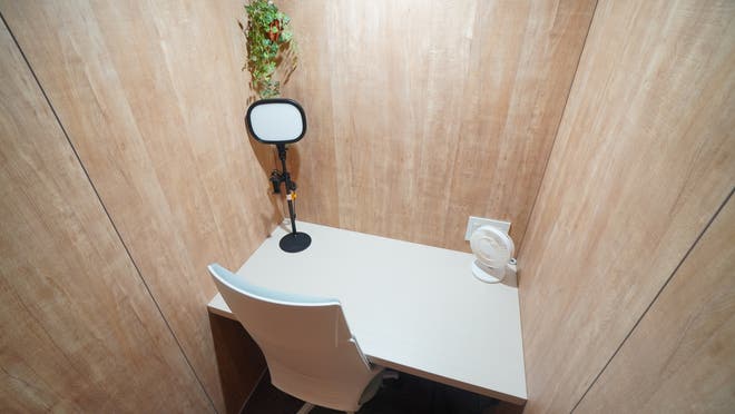 <ビズボマルイシティ横浜C>駅直結🚶【換気ファン付完全個室】横浜駅東口徒歩4分🚃光回線Wi-Fi📶電源🔌テレワーク/ZOOMの写真1