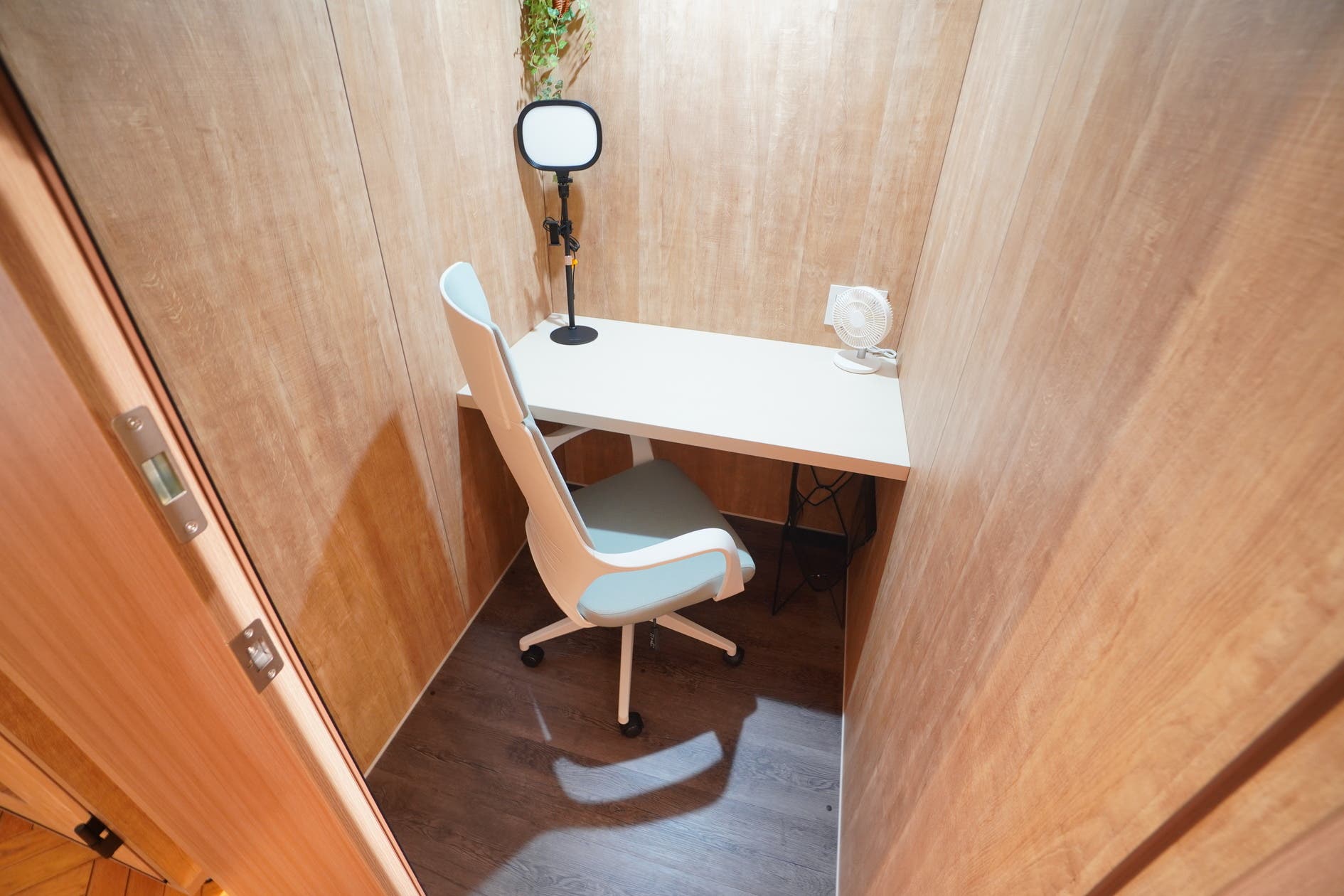 ＜ビズボマルイシティ横浜C＞駅直結🚶【換気ファン付完全個室】横浜駅東口徒歩4分🚃光回線Wi-Fi📶電源🔌テレワーク/ZOOMの写真3