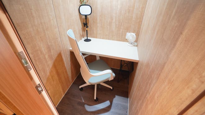 <ビズボマルイシティ横浜C>駅直結🚶【換気ファン付完全個室】横浜駅東口徒歩4分🚃光回線Wi-Fi📶電源🔌テレワーク/ZOOMの写真3