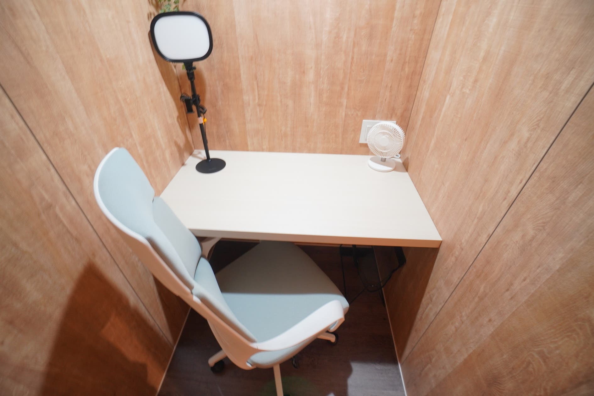 ＜ビズボマルイシティ横浜C＞駅直結🚶【換気ファン付完全個室】横浜駅東口徒歩4分🚃光回線Wi-Fi📶電源🔌テレワーク/ZOOMの写真4