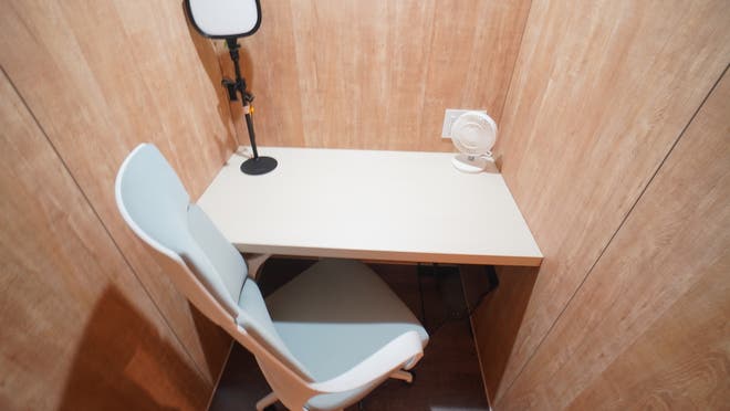 <ビズボマルイシティ横浜C>駅直結🚶【換気ファン付完全個室】横浜駅東口徒歩4分🚃光回線Wi-Fi📶電源🔌テレワーク/ZOOMの写真4