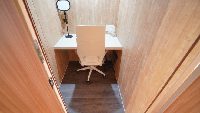 <ビズボマルイシティ横浜C>駅直結🚶【換気ファン付完全個室】横浜駅東口徒歩4分🚃光回線Wi-Fi📶電源🔌テレワーク/ZOOMの写真5