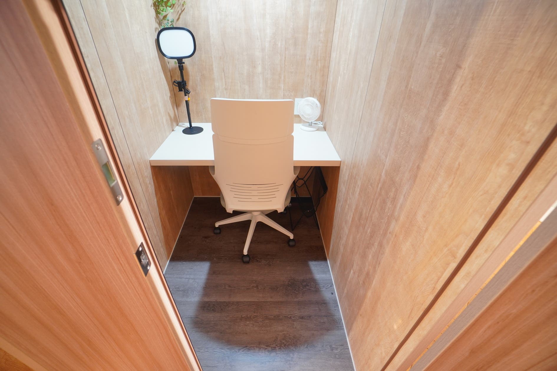 ＜ビズボマルイシティ横浜D＞駅直結🚶【換気ファン付完全個室】横浜駅東口徒歩4分🚃光回線Wi-Fi📶電源🔌テレワーク/ZOOMの写真5