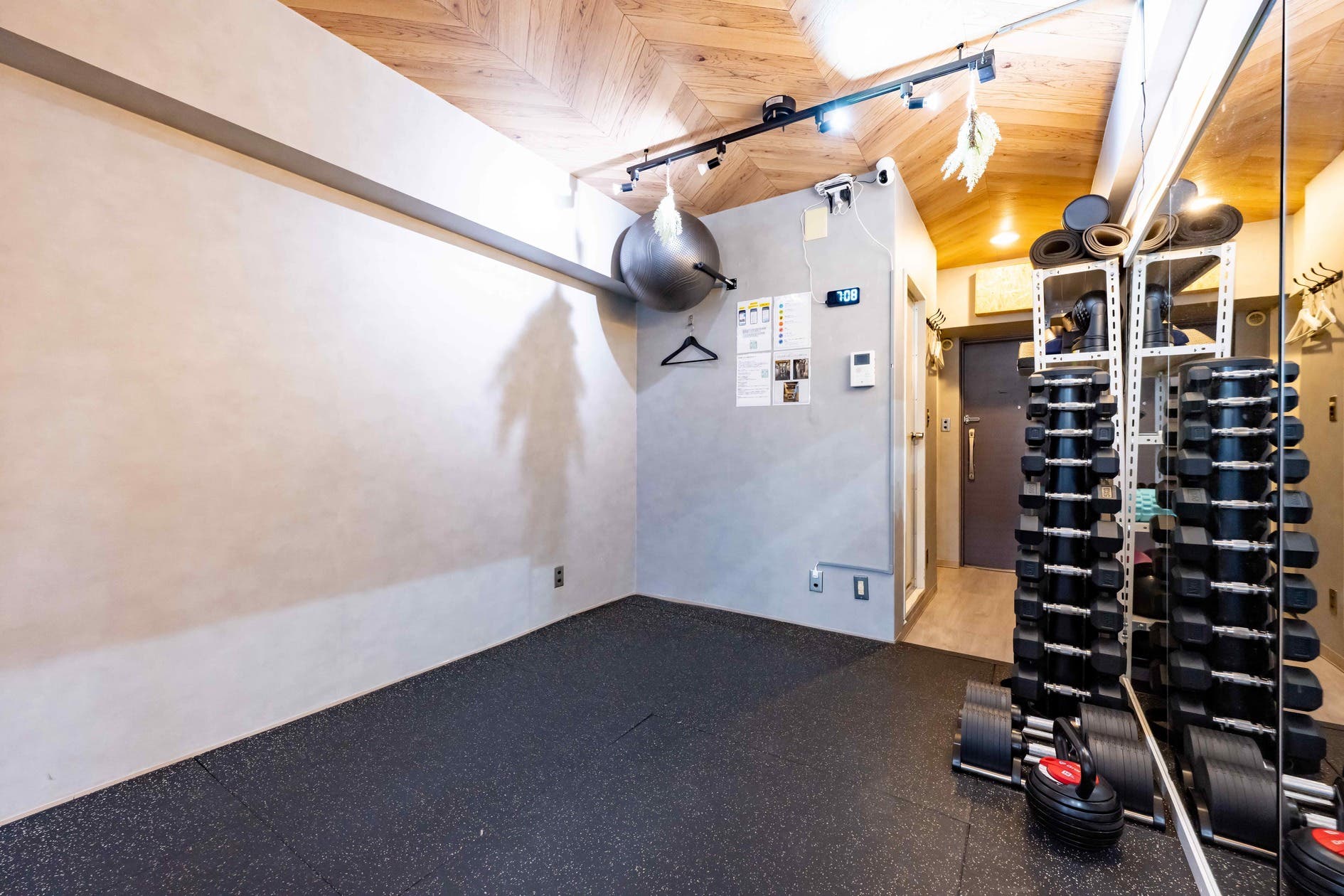 【新宿駅2分】D5出口10秒｜超駅近🚶｜地域最安🉐｜高性能設備｜備品多数｜清潔感✨｜毎日清掃🧹｜レンタルジムの写真5