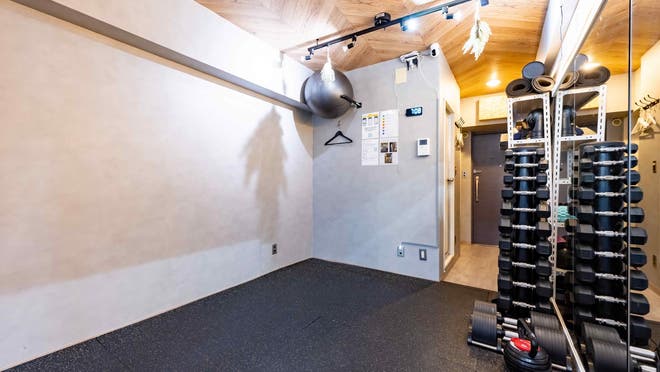 【新宿駅2分】D5出口10秒|超駅近🚶|地域最安🉐|高性能設備|備品多数|清潔感✨|毎日清掃🧹|レンタルジムの写真5