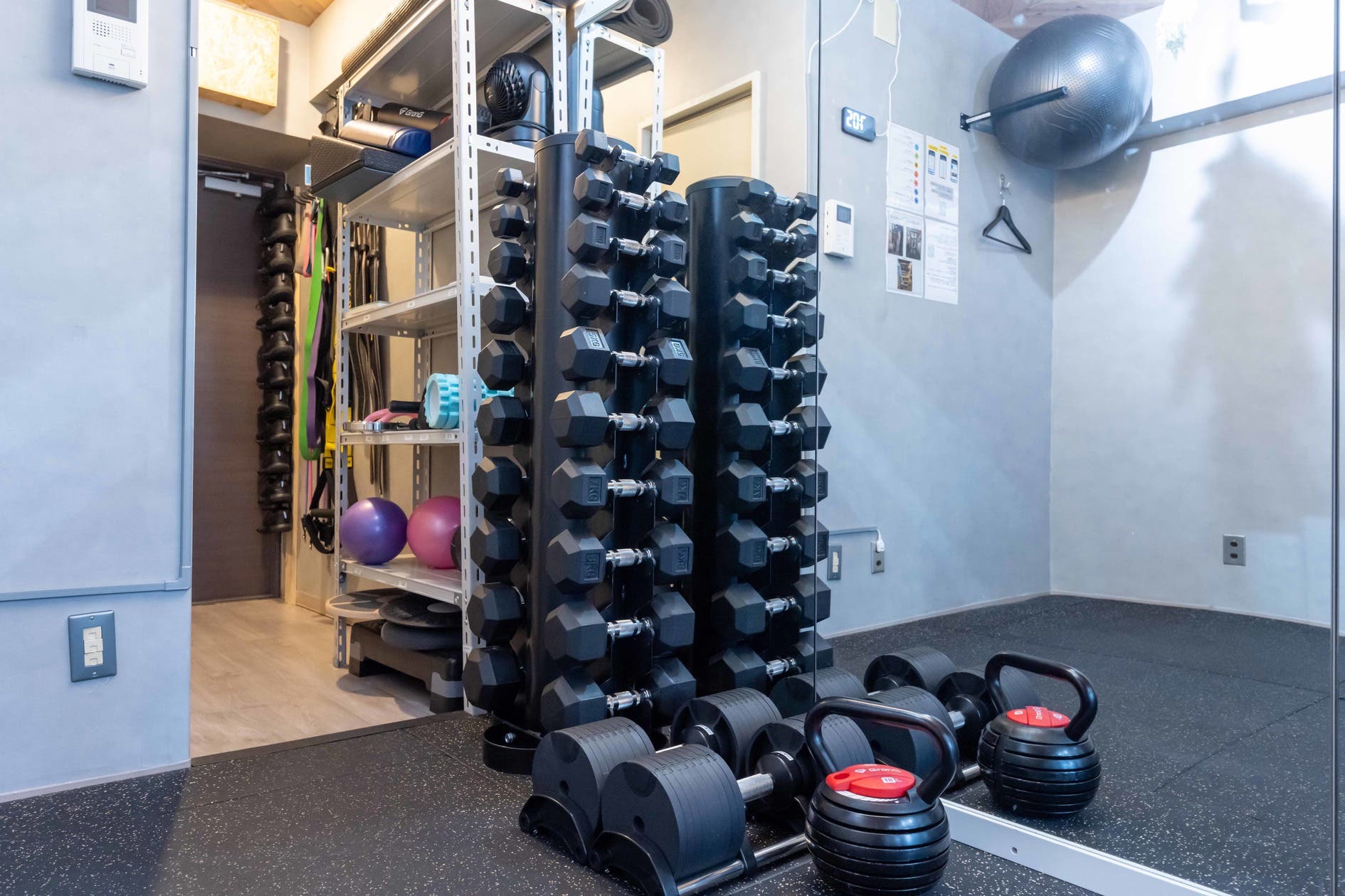 【新宿駅2分】D5出口10秒｜超駅近🚶｜地域最安🉐｜高性能設備｜備品多数｜清潔感✨｜毎日清掃🧹｜レンタルジムの写真7