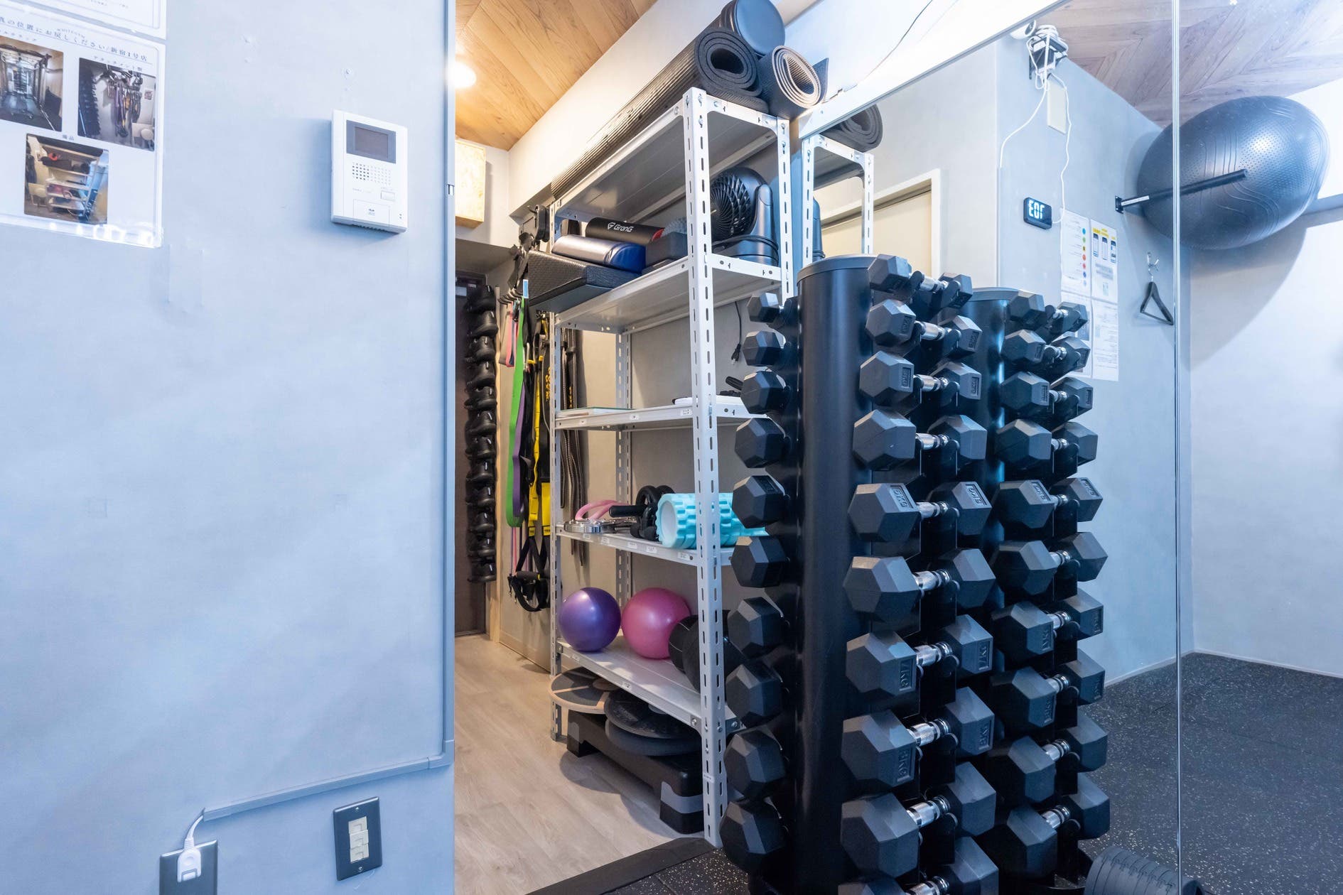 【新宿駅2分】D5出口10秒｜超駅近🚶｜地域最安🉐｜高性能設備｜備品多数｜清潔感✨｜毎日清掃🧹｜レンタルジムの写真8