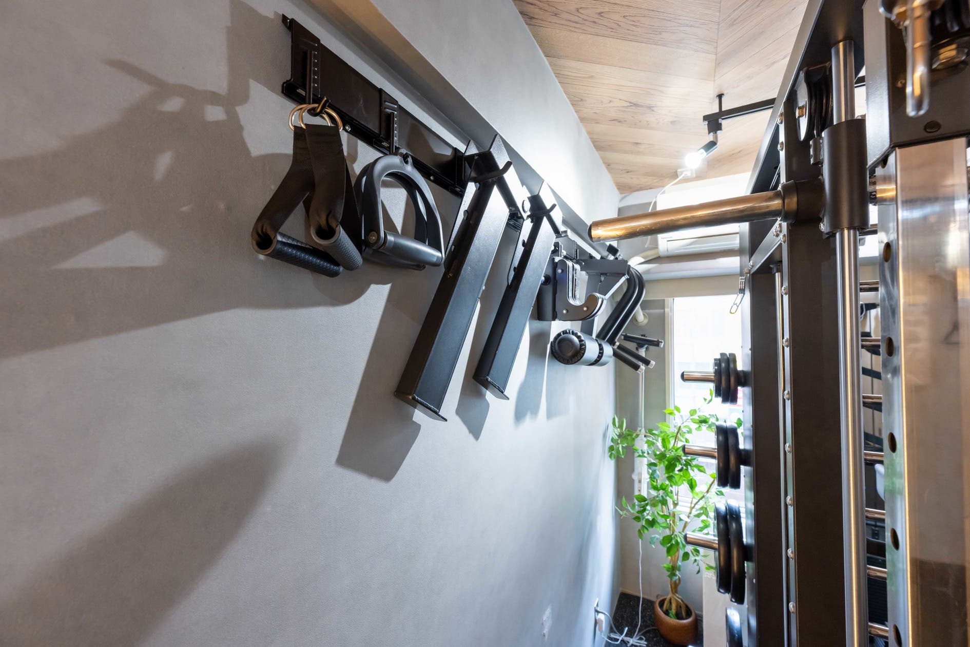 【新宿駅2分】D5出口10秒｜超駅近🚶｜地域最安🉐｜高性能設備｜備品多数｜清潔感✨｜毎日清掃🧹｜レンタルジムの写真6